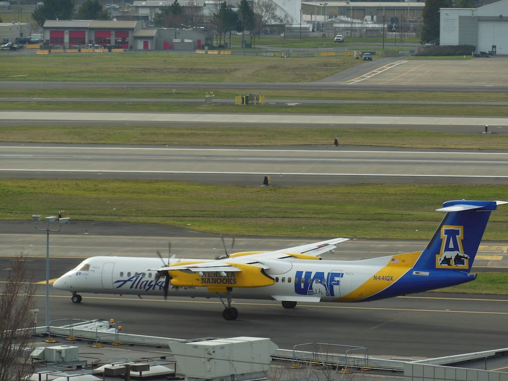 Alaska Airlines Bombardier Dash 8-Q400 UAF Nanooks Special Livery ...