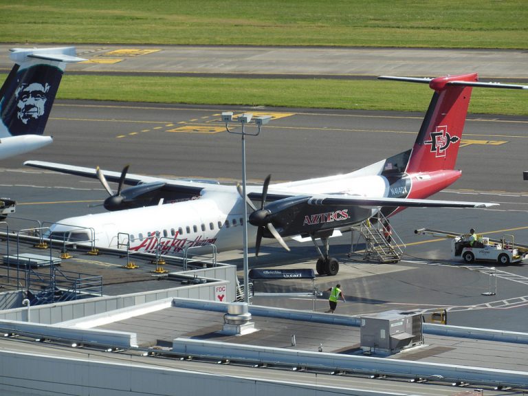 Alaska Airlines Bombardier Dash 8-Q400 San Diego State University ...