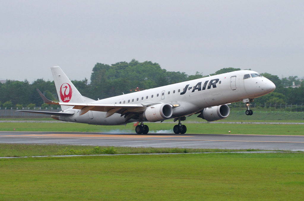 Japan Airlines Fleet Embraer 190 Details and Pictures