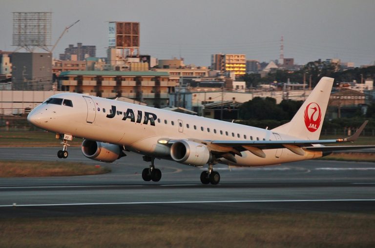 Japan Airlines Fleet Embraer 190 Details and Pictures