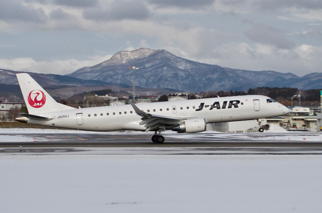Japan Airlines Fleet Embraer 190 Details and Pictures